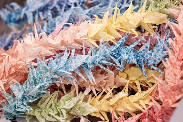 Meeting. Ten thousand origami cranes from Hiroshima - Communion and ...